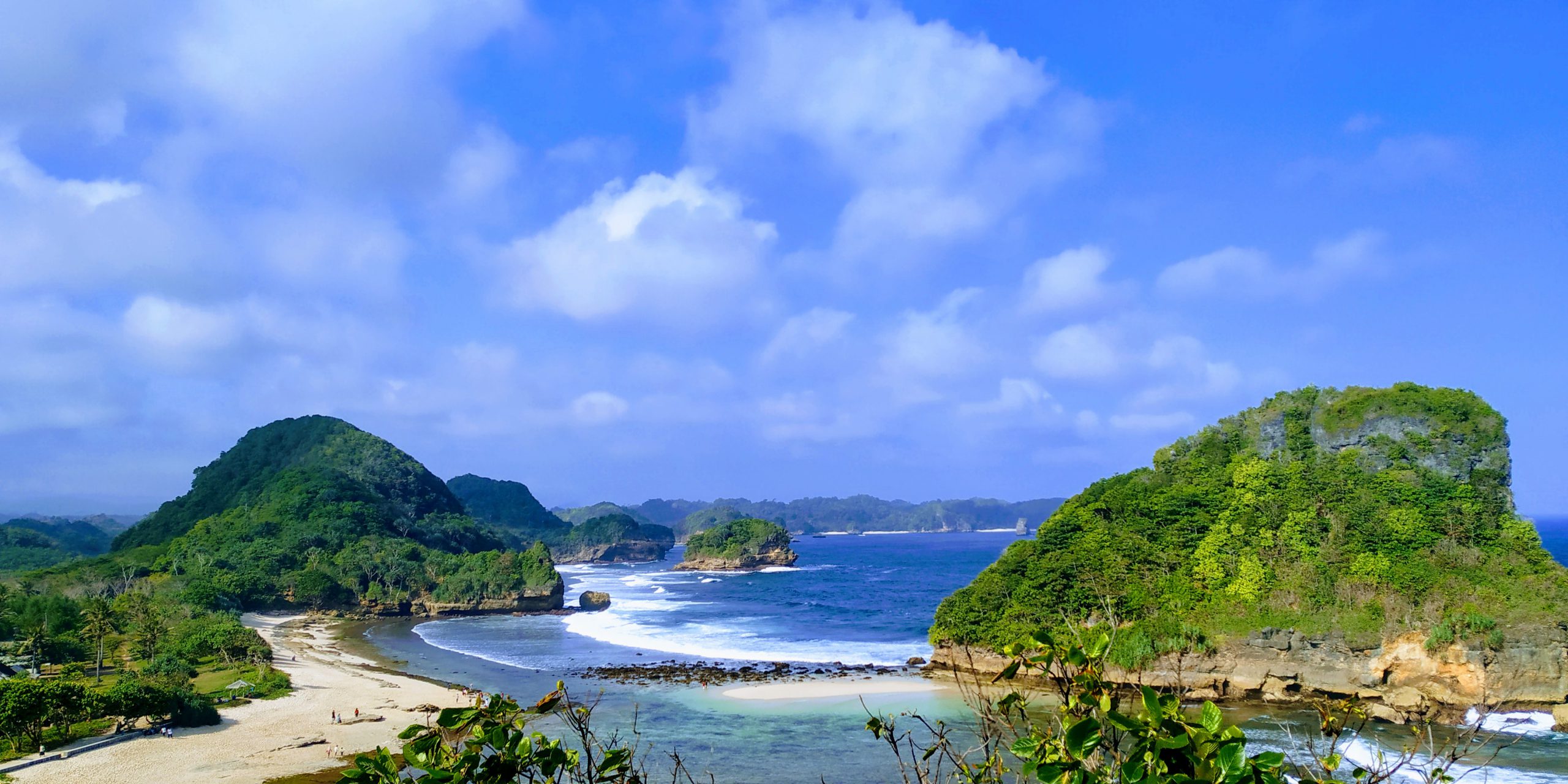 Menikmati Keindahan Pantai Malang Selatan Waktu Libur Mudik
